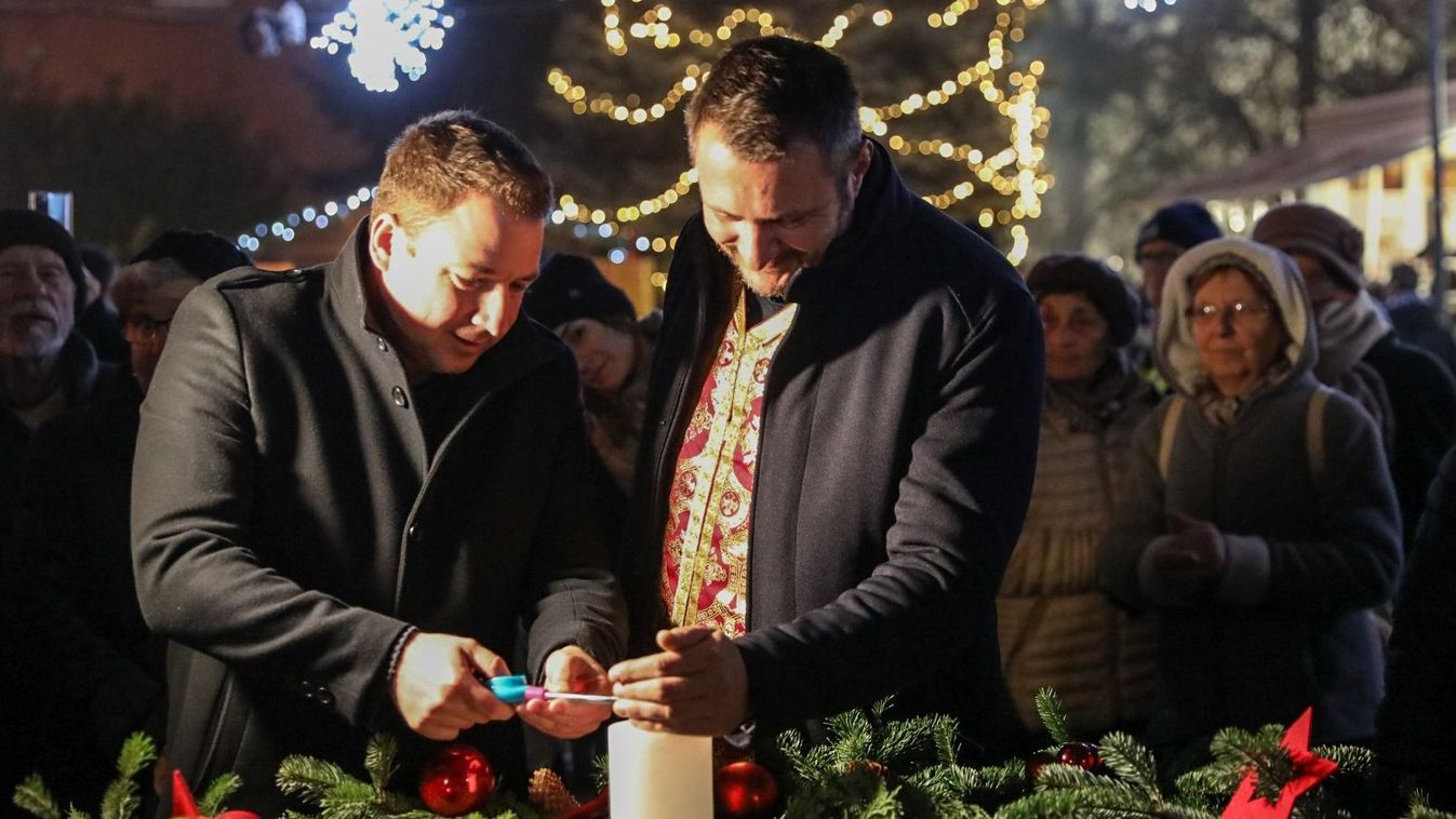 Négyből egy gyertya már ég a koszorún