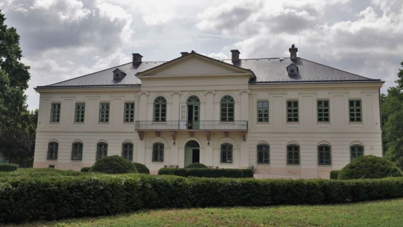 Nyári nyitvatartási rendre áll át a Győry-kastély