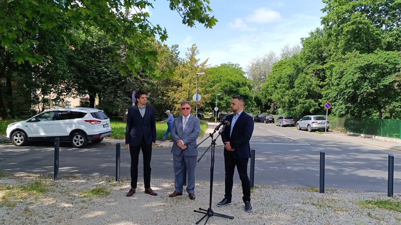 A kórházi parkolókról tartott sajtótájékoztatót Mészáros Lajos ...