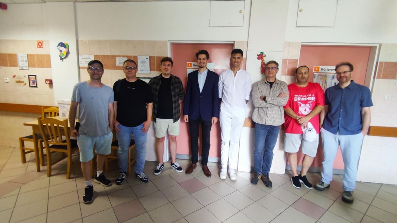 A Kirakat együttes adománnyal érkezett a gyermekosztályra