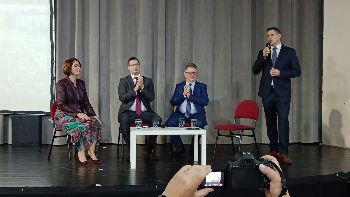 Gulyás Gergely miniszter Ercsiben lakossági fórumon járt