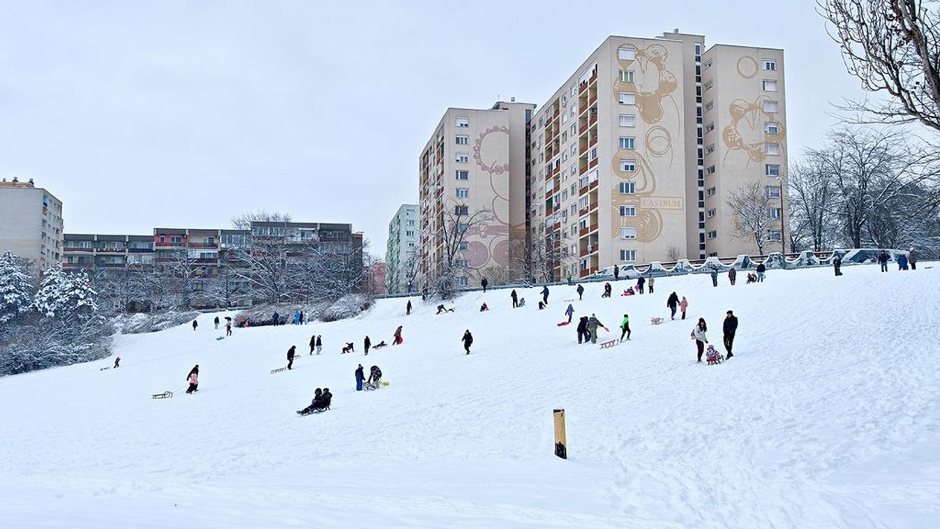 A szánkók végre előkerülhettek rejtekükből, irány a domb