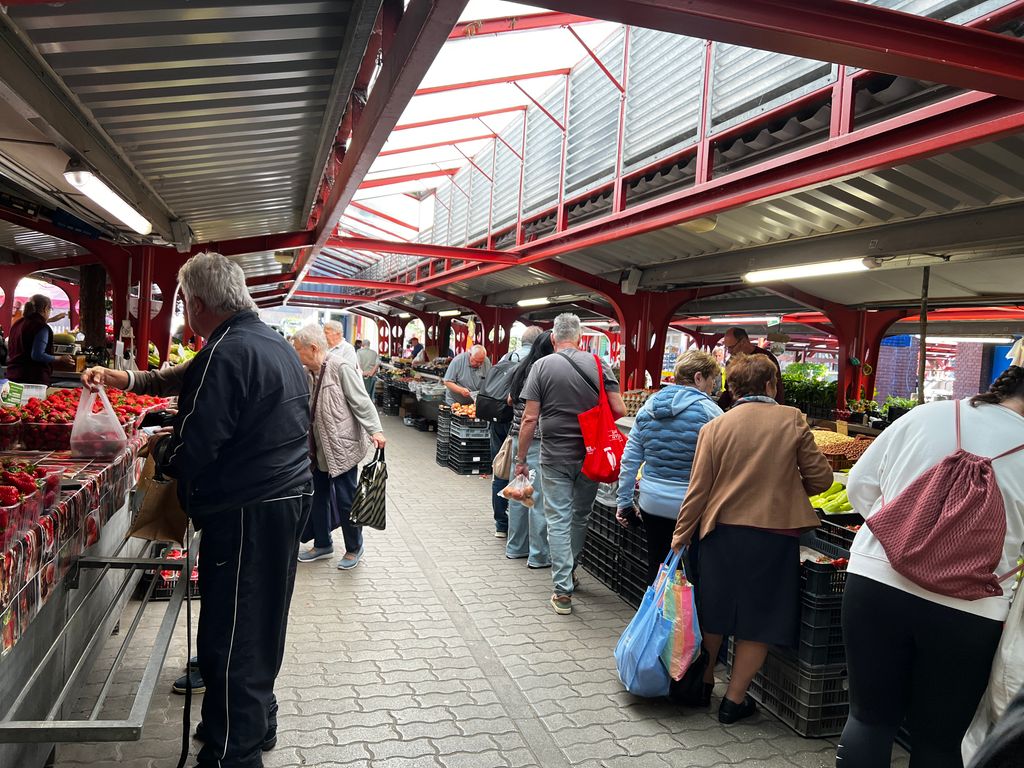 Dunaújvárosi piac: már a nyár ízei is feltűntek a standokon